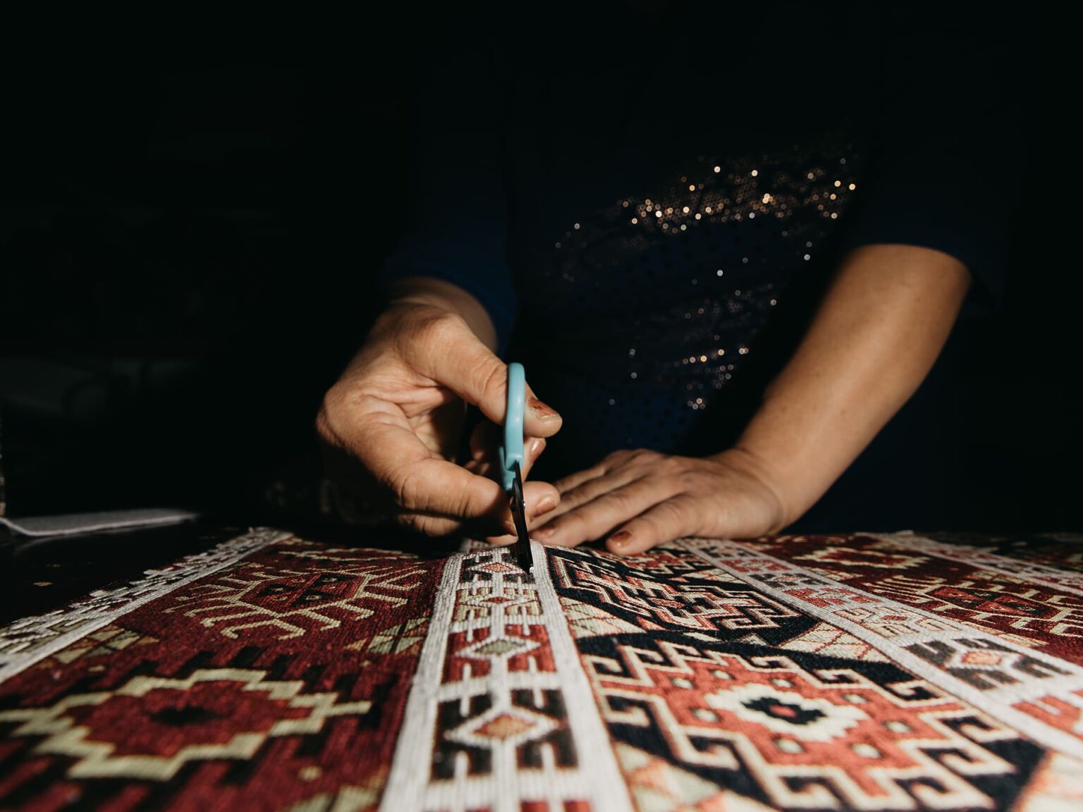 Discover The Carpets and Sadu in UAE | Travel Indigenous